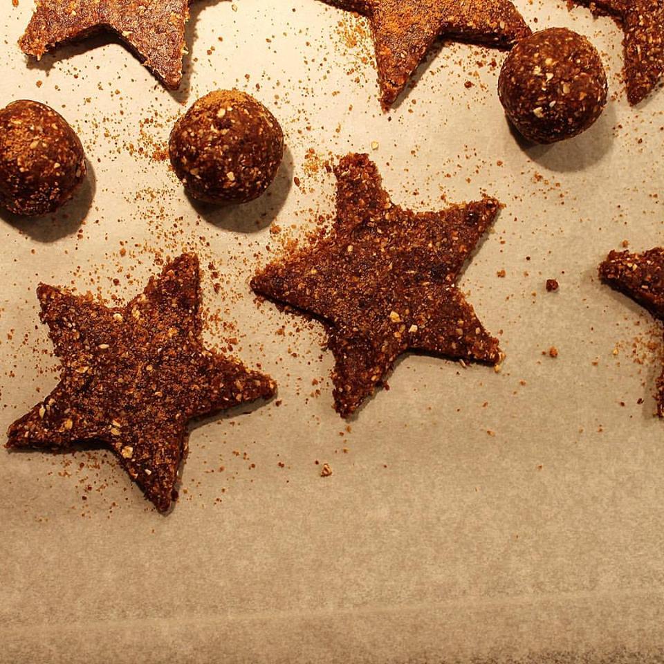 Raw Gingerbread cookies – Nutrition by Sam